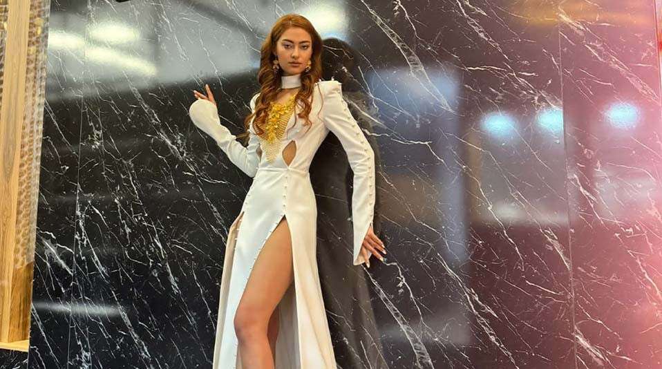 Burcu Şeritoğlu, Mücevher Fuarında Göz Alıcı Güzelliğiyle Parladı